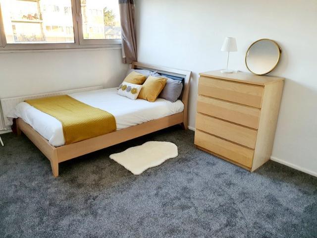Room at Bull Road, Greater London