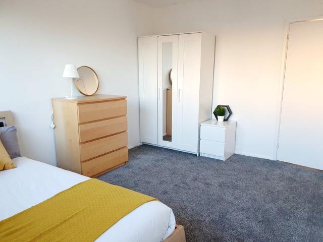 Room at Bull Road, Greater London