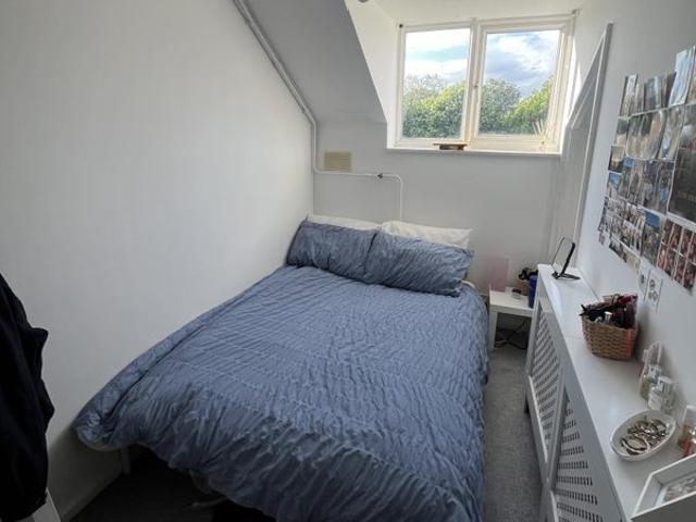 Room at Burnbury Road, Greater London