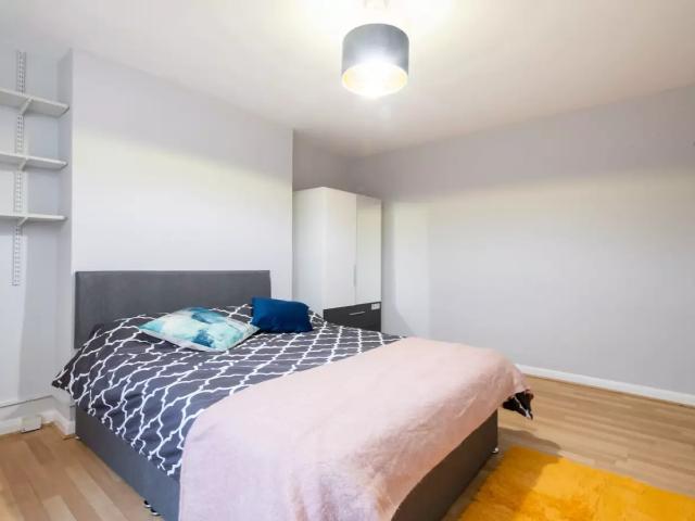Room at Burnley Road, Greater London