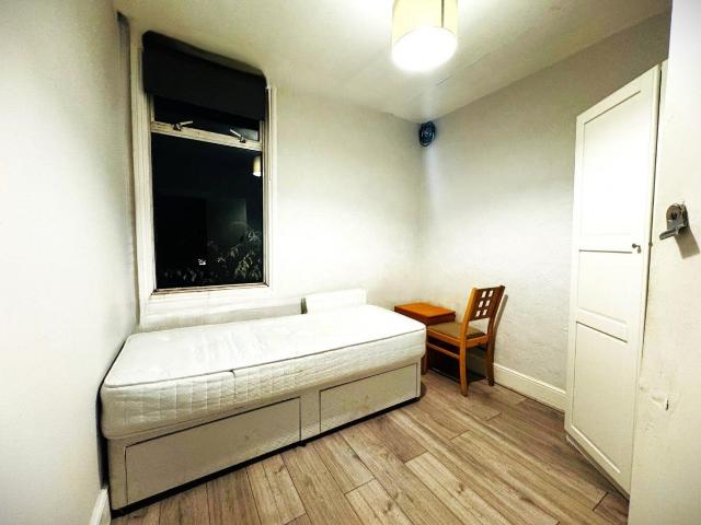 Room at Burnley Road, Greater London
