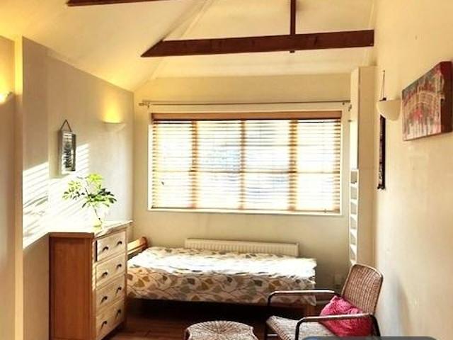 Room at Burdon Lane, Greater London