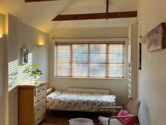 Room at Burdon Lane, Greater London