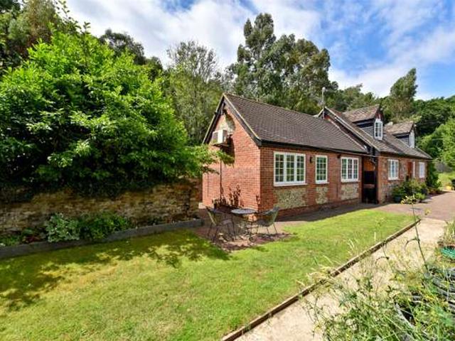 Room at Burford Close, Marlow Bottom