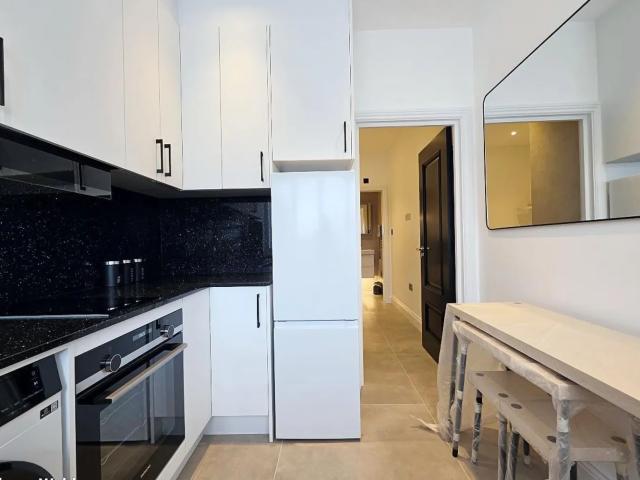 Room at Burleigh Gardens, Greater London
