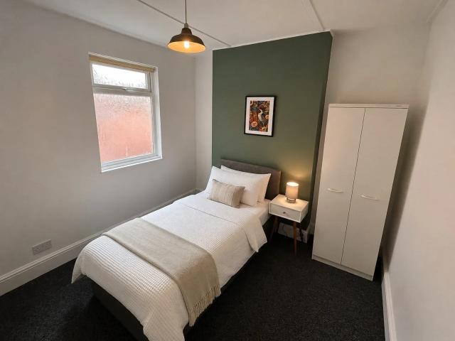 Room at Burlington Avenue, Mansfield