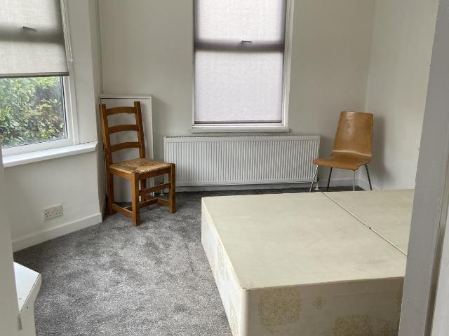 Room at Butlin Road, Luton