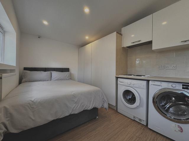 Room at Buxton Lane, Caterham on the Hill