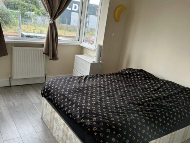 Room at Buxton Road, Greater London