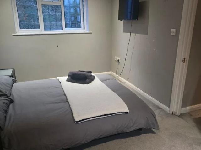 Room at Byfleet Road, Elmbridge