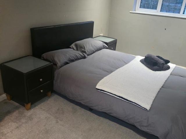 Room at Byfleet Road, Elmbridge