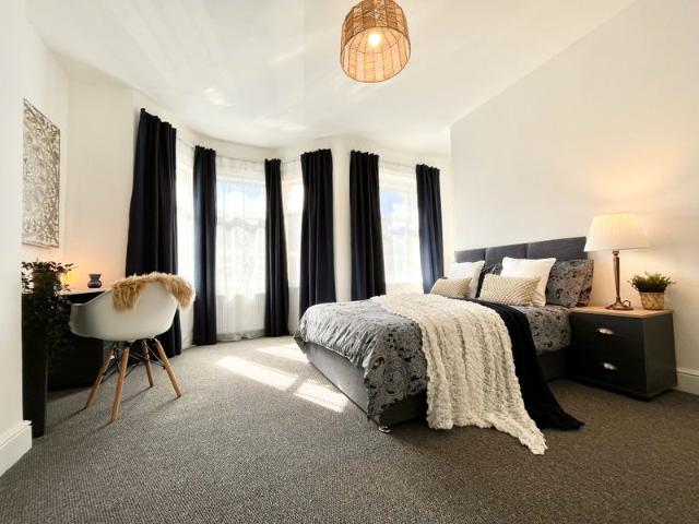 Room at Byron Street, Bristol