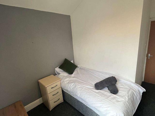 Room at Bacheler Street, Hull
