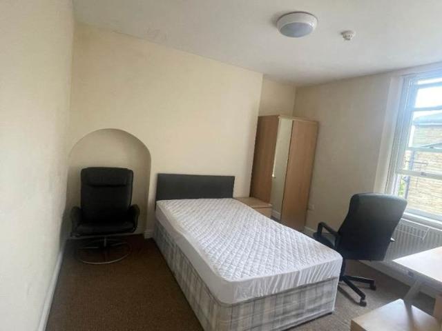 Room at Back Ashgrove, Bradford