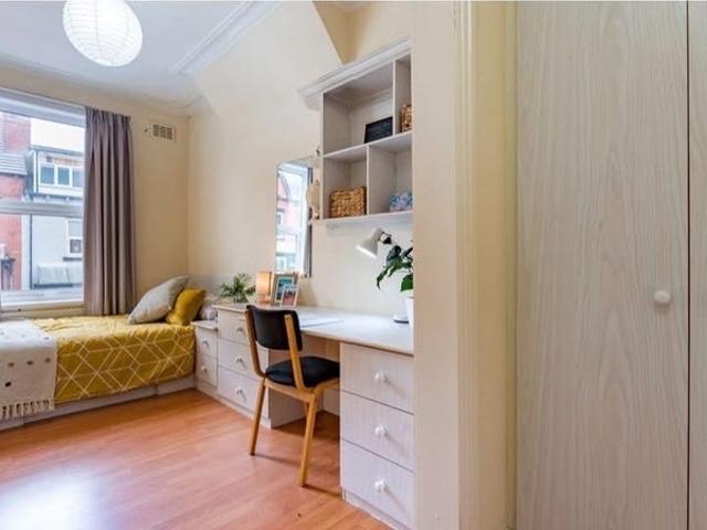 Room at Back Richmond Mount, Leeds