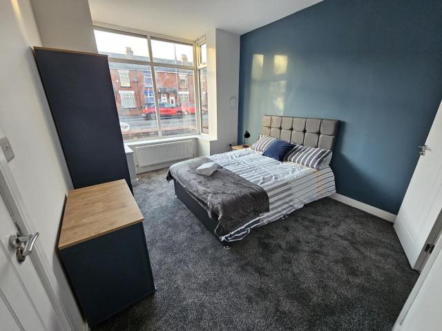 Room at Back Tonge Moor Road East, Bolton