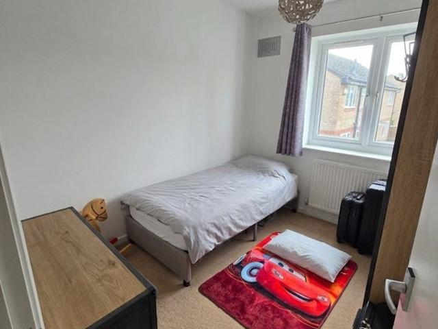 Room at Bader Gardens, Slough