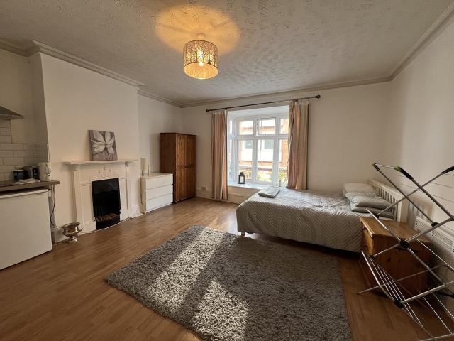 Room at Baker Street, Elmbridge