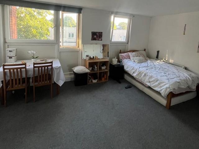 Room at Bakersfield, Greater London