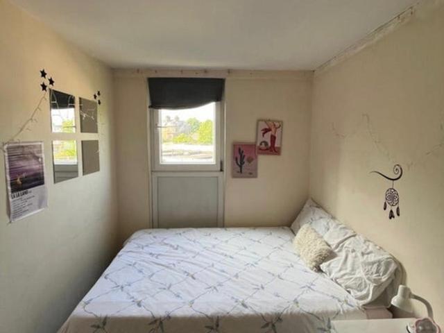 Room at Bakersfield, Greater London