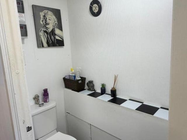 Room at Bakersfield, Greater London