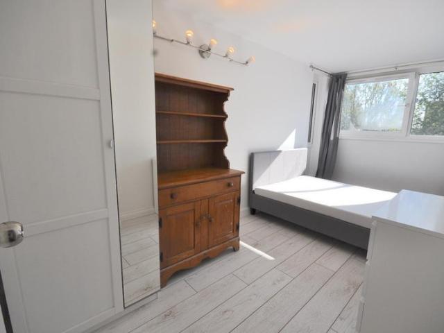 Room at Bakersfield, Greater London