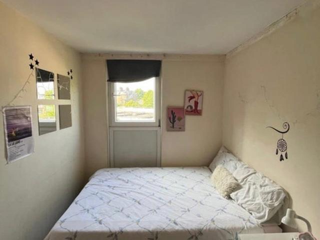 Room at Bakersfield, Greater London