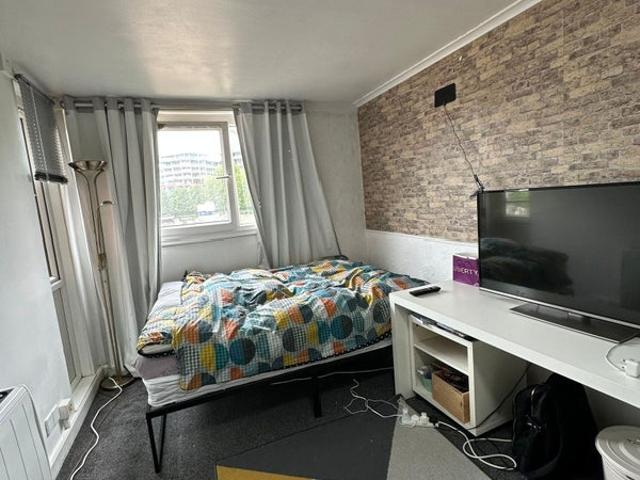 Room at Bakersfield, Greater London