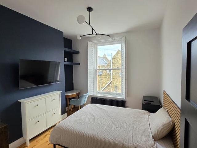 Room at Balham High Road, Greater London