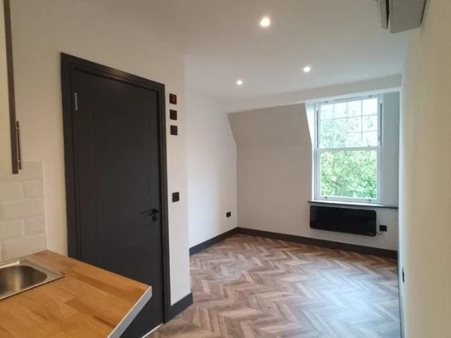 Room at Balham High Road, Greater London