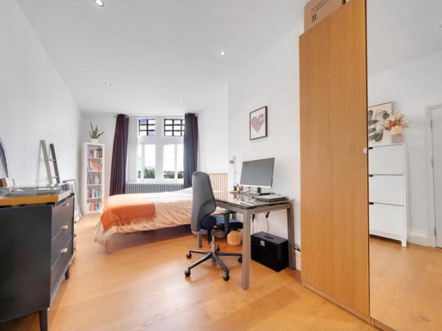 Room at Balham High Road, Greater London