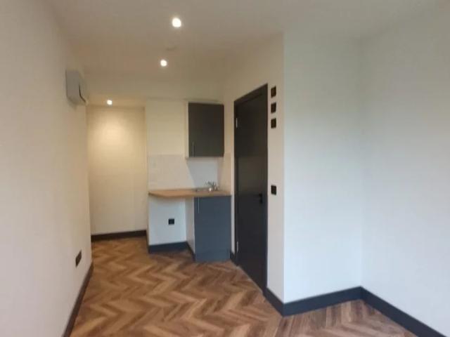 Room at Balham High Road, Greater London