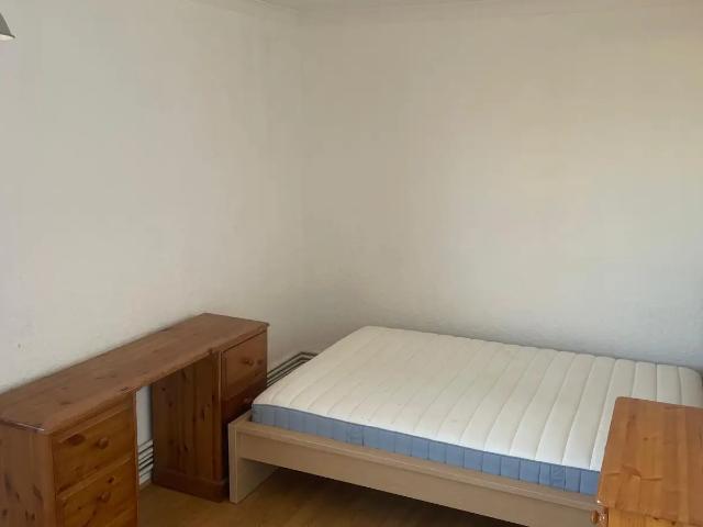 Room at Ballance Road, Greater London