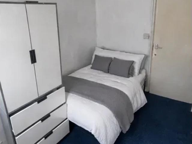 Room at Ballance Road, Greater London