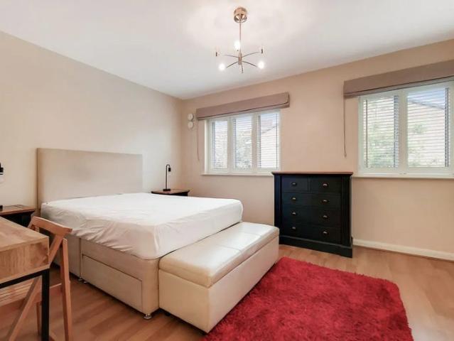Room at Bankside Avenue, Greater London