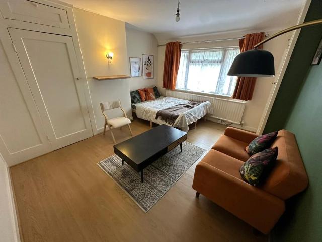 Room at Basing Hill, Greater London
