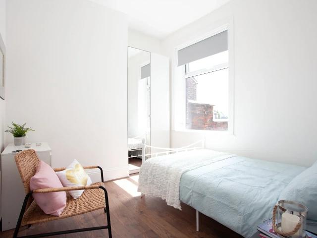 Room at Bar Gap Road, Royton