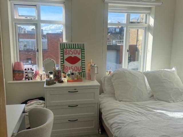 Room at Barnard Road, Greater London