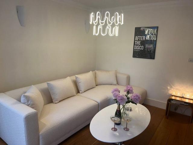 Room at Barnes High Street, Greater London