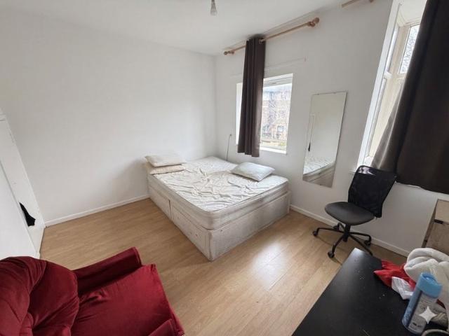 Room at Barnfield Place, Greater London