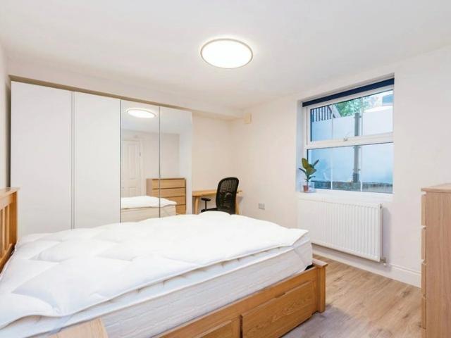 Room at Barnsbury Park, Greater London