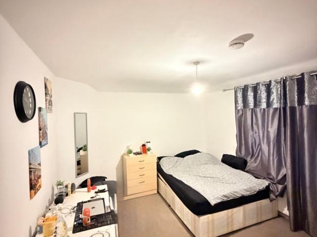 Room at Barkham Road, Greater London