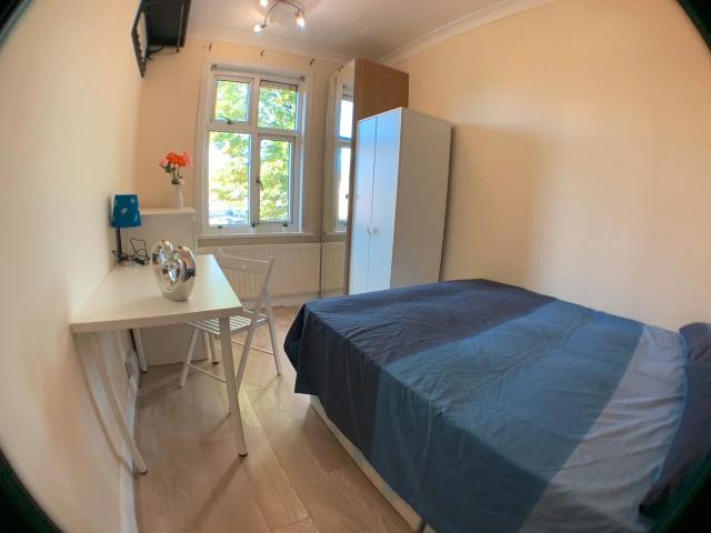Room at Barlow Road, Greater London