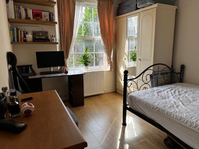 Room at Barrow Hill Road, City of Westminster