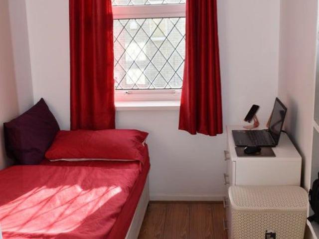 Room at Barton Walk, Crawley