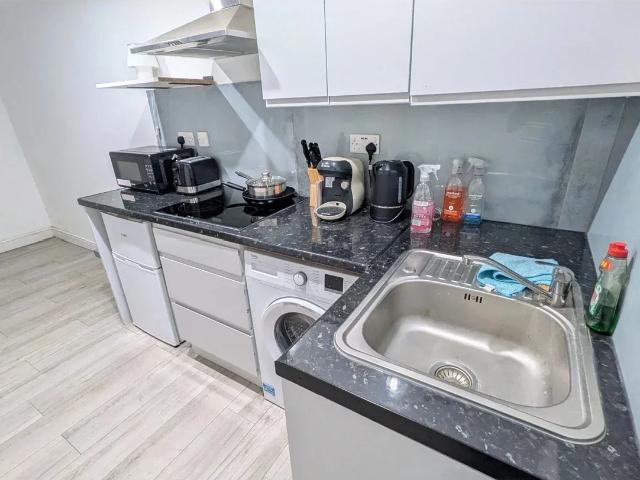 Room at Barton Road, Slough