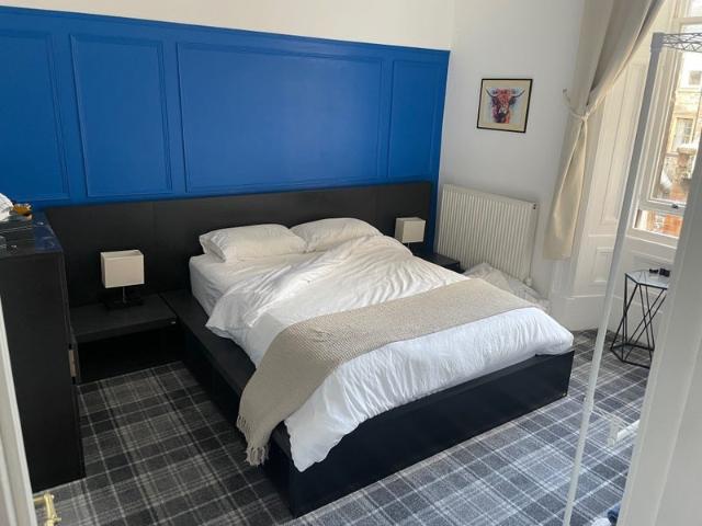 Room at Bath Street, Glasgow