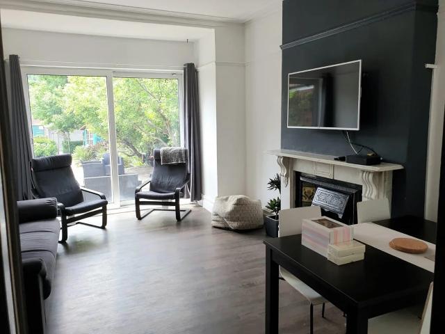 Room at Bath Road, Bristol