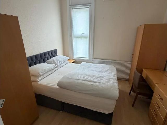 Room at Bath Road, Greater London