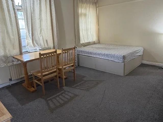 Room at Bath Road, Greater London